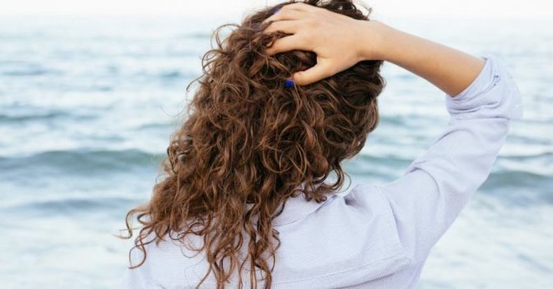 Cheveux bouclés : le retour au naturel – Sublima Esthétique